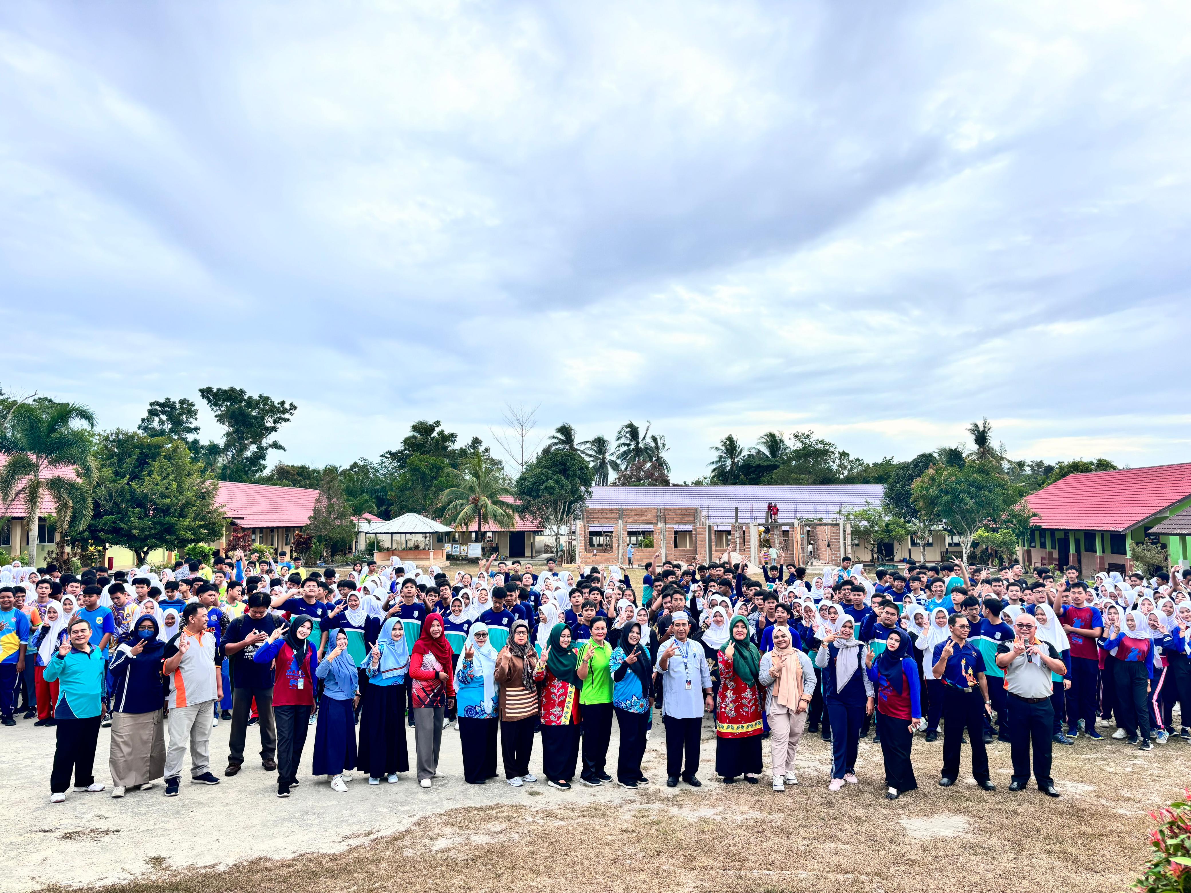 SMA Negeri 2 Tanjungpandan Sambut Kedatangan Fulbright ETA Adeena Ali